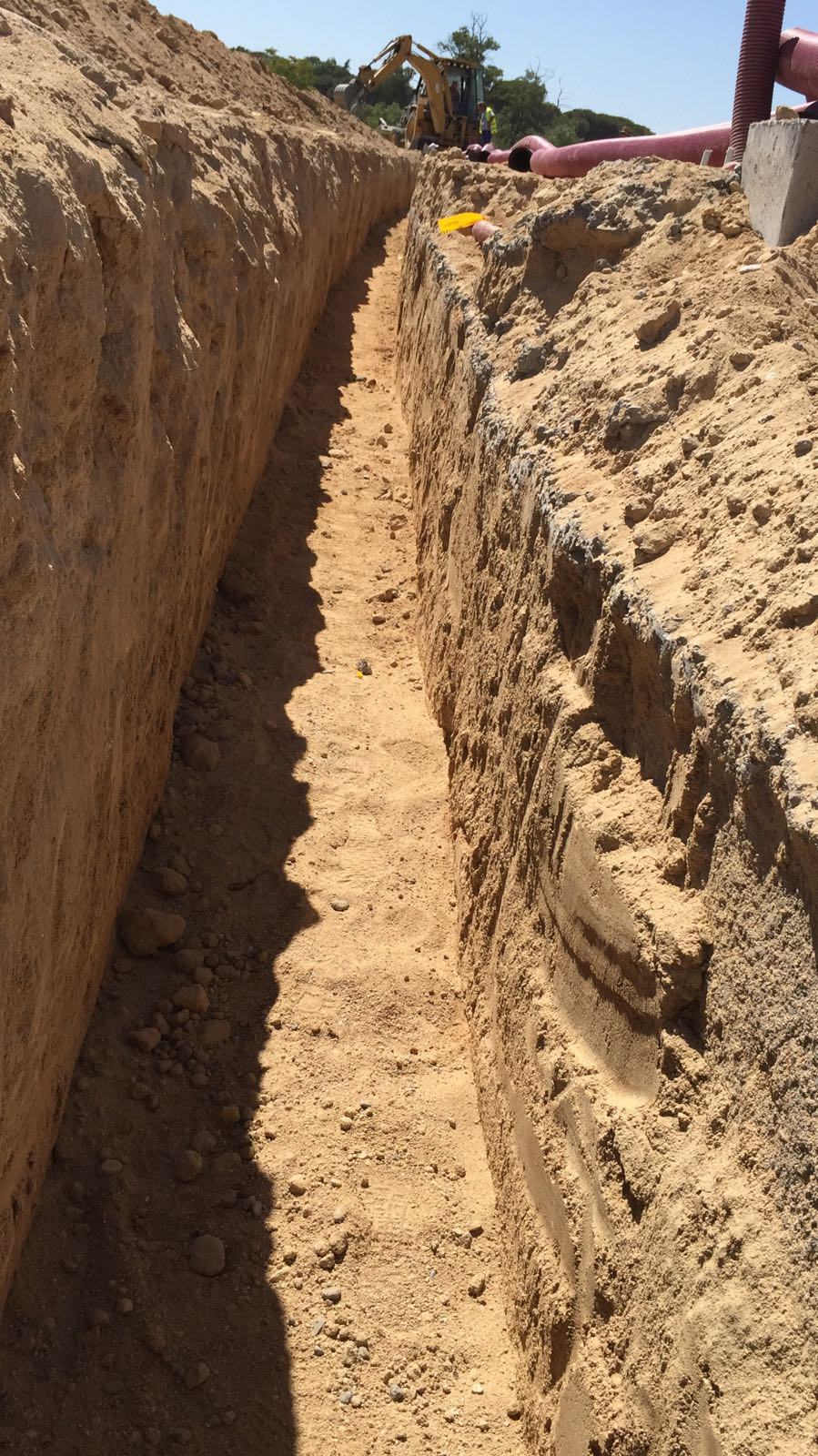 Excavación de zanjas y entibación para canalizaciones de energía ...