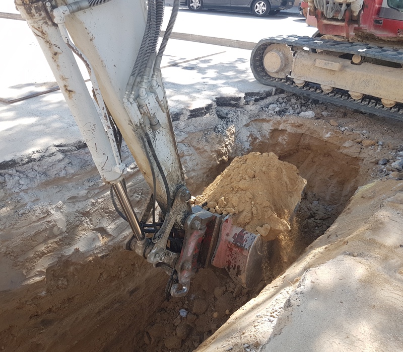Excavación de zanjas y entibación para canalizaciones de energía ...